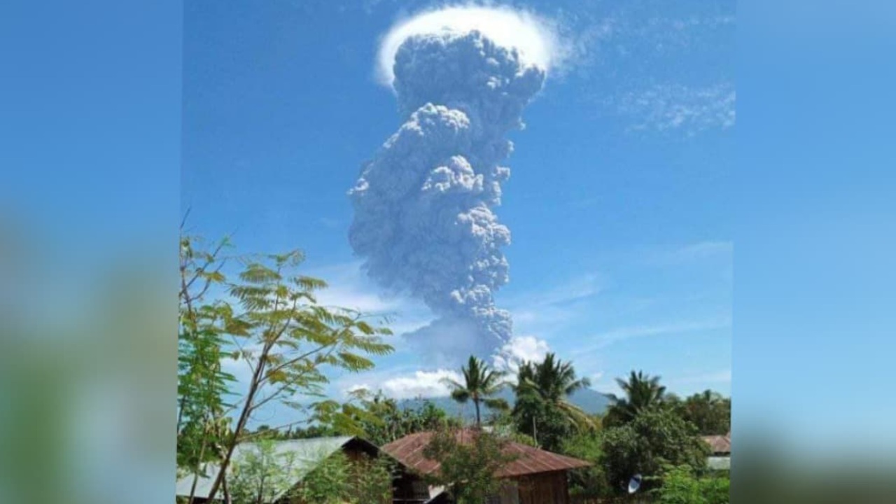 Impresionantes imágenes de la erupción del volcán Lewotolo, en Indonesia